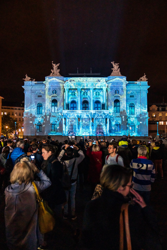 Online Special for March 18: Ring Light Show in Zurich - Air Mail